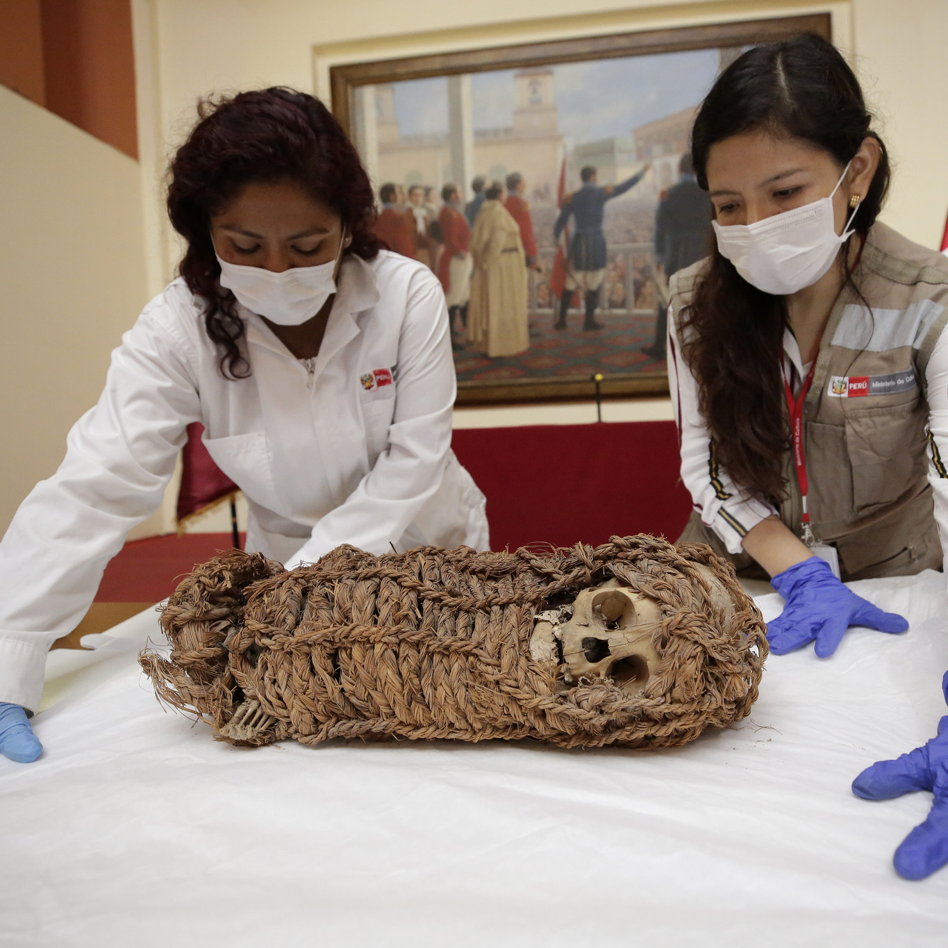 Ministerio de Cultura del Perú recibe la primera momia infante ...