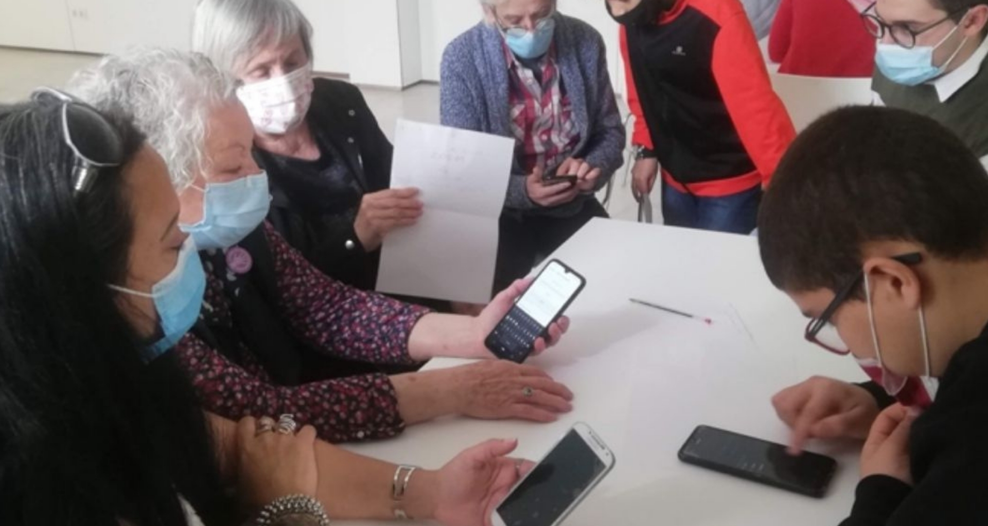 "Un objecte, tres visions. Museu virtual d'integració" (Un objeto, tres ...